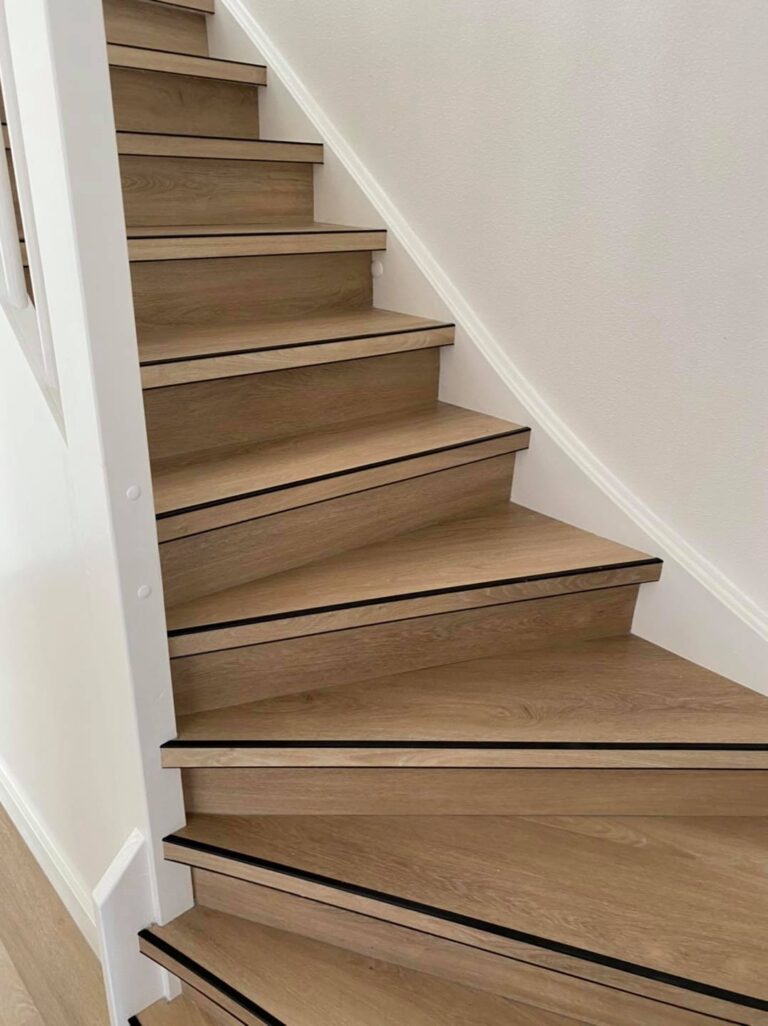 Traprenovatie met PVC trapbekleding - Vloeren & Trappen