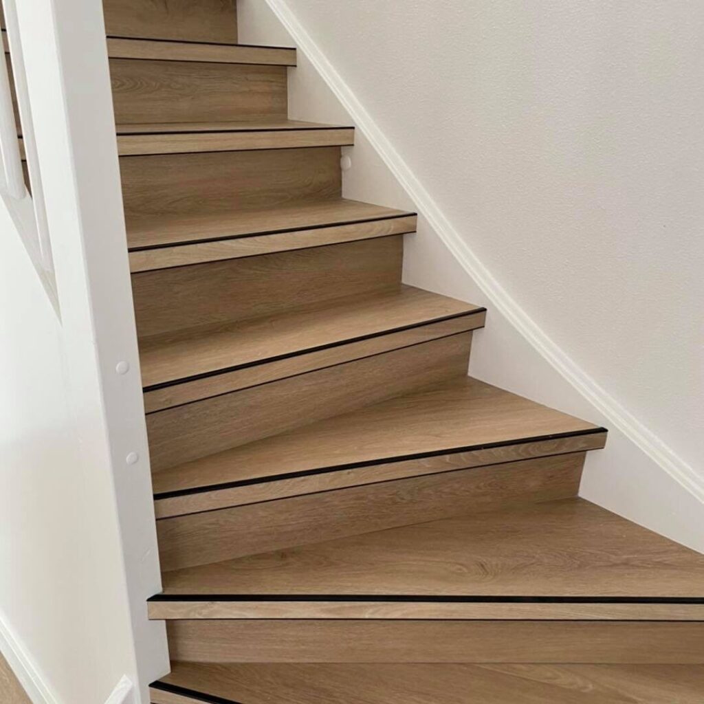 Traprenovatie met PVC trapbekleding - Vloeren & Trappen